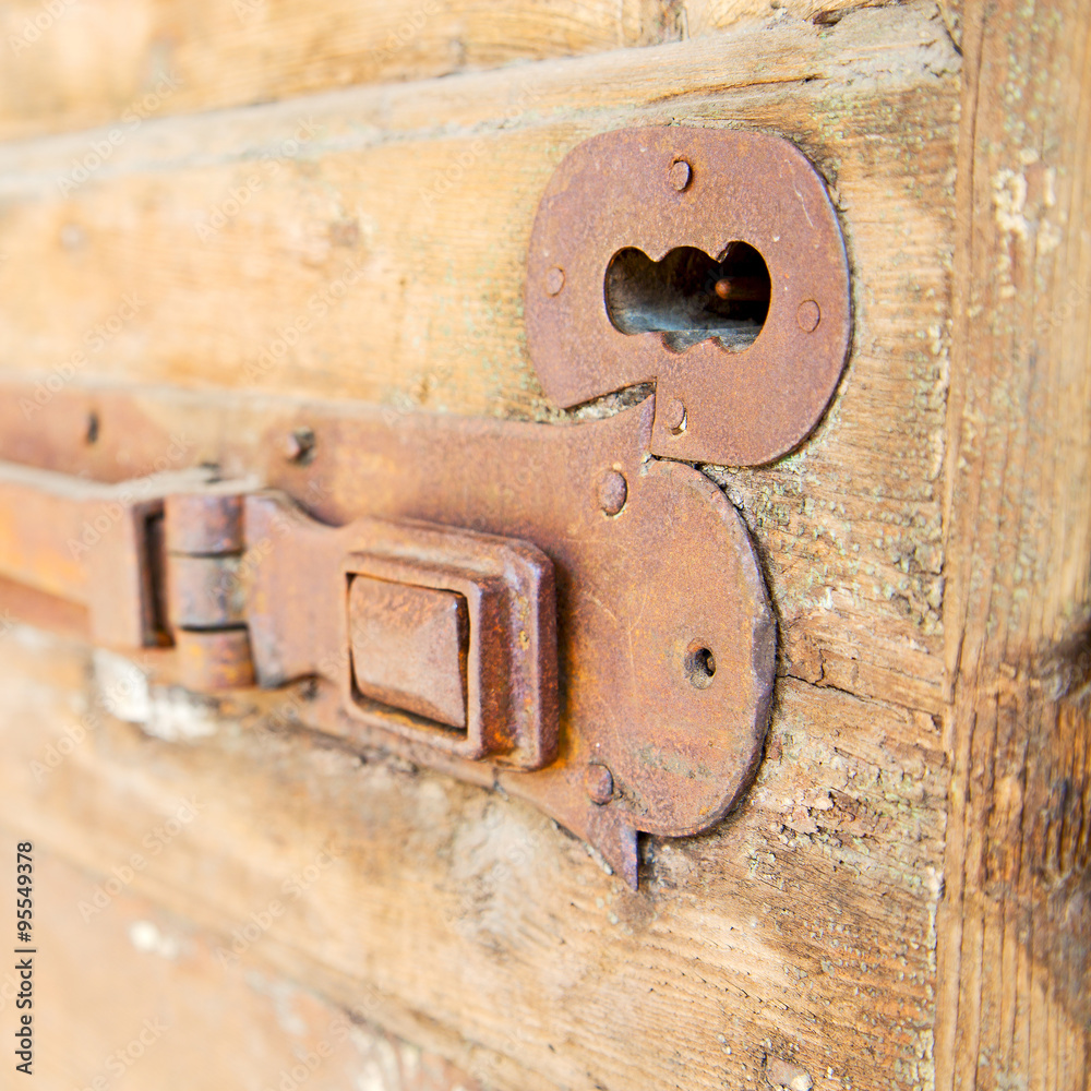 Stock-Foto „europe old in italy antique close brown door and rusty lock ...