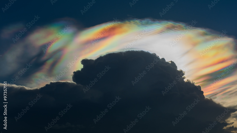 Cloud iridescence : diffraction phenomenon produce very vivid color and ...