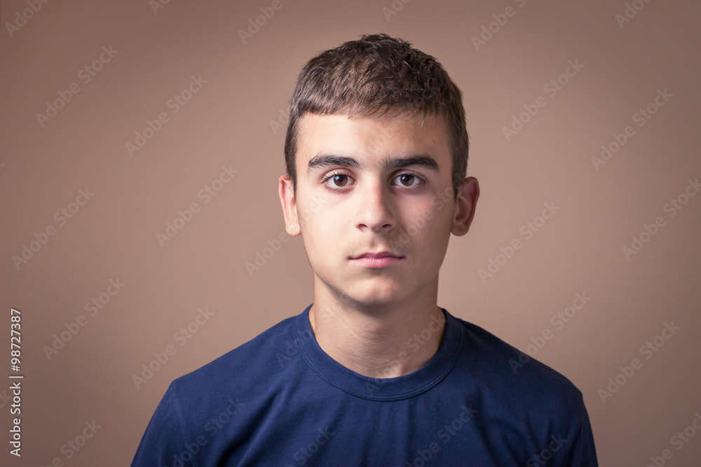 Foto de Stock Young man staring straight, without emotions ...