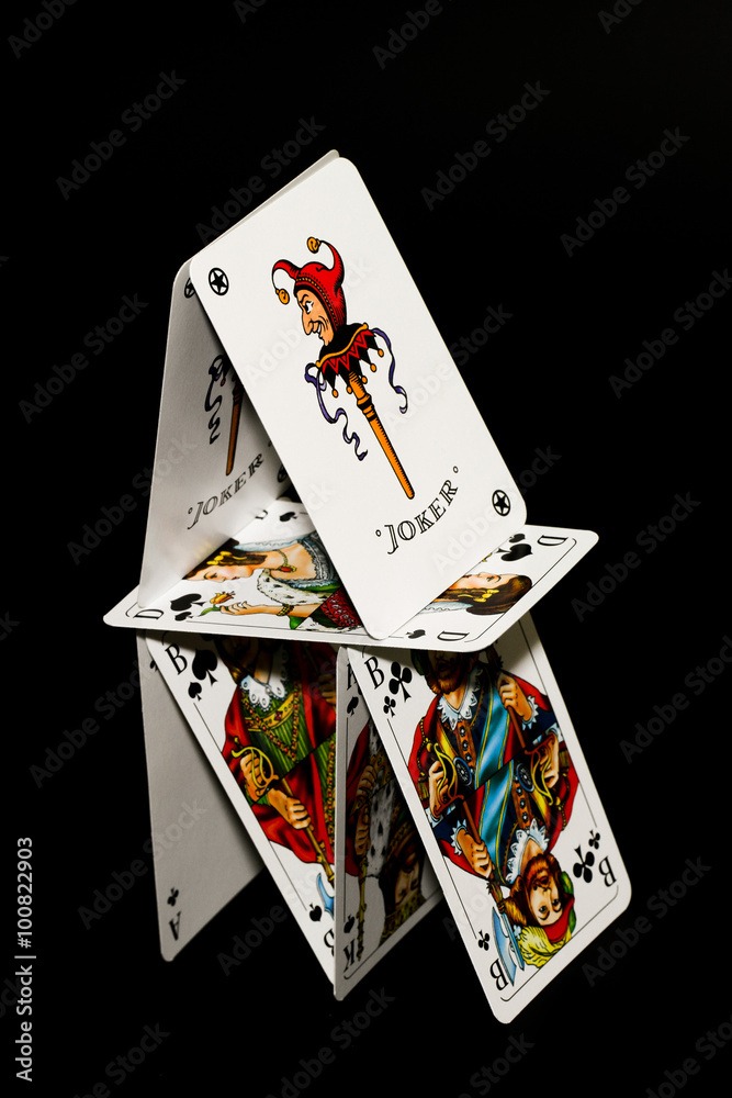 Stock-Foto „Kartenhaus aus Spielkarten“ | Adobe Stock