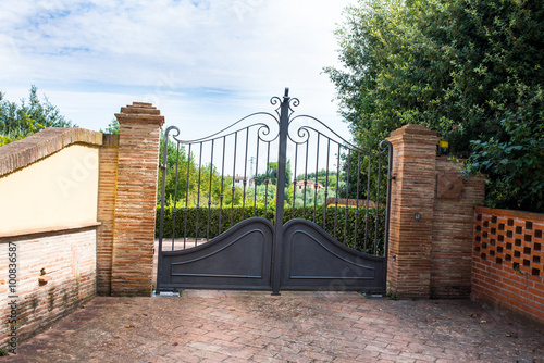Cancello di ferro chiuso, ingresso a villa foto Stock | Adobe Stock