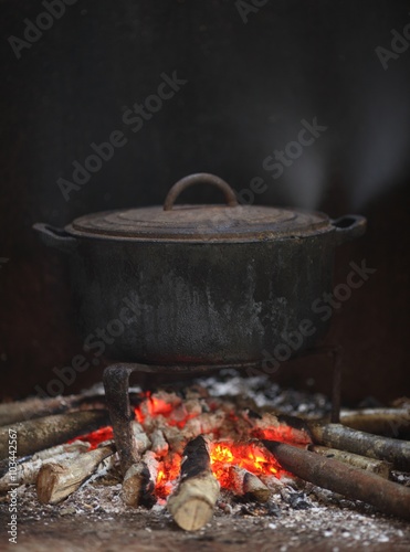 Photo Stock Marmite sur un feu de bois. | Adobe Stock