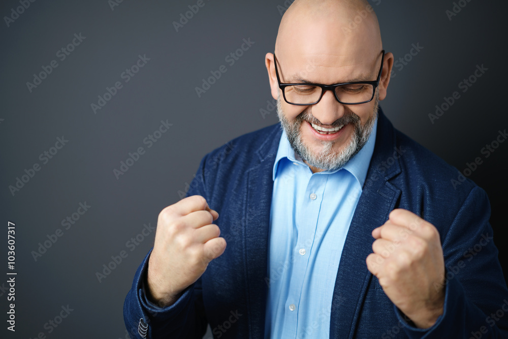 Stock-Foto „mann ballt zufrieden die fäuste“ | Adobe Stock