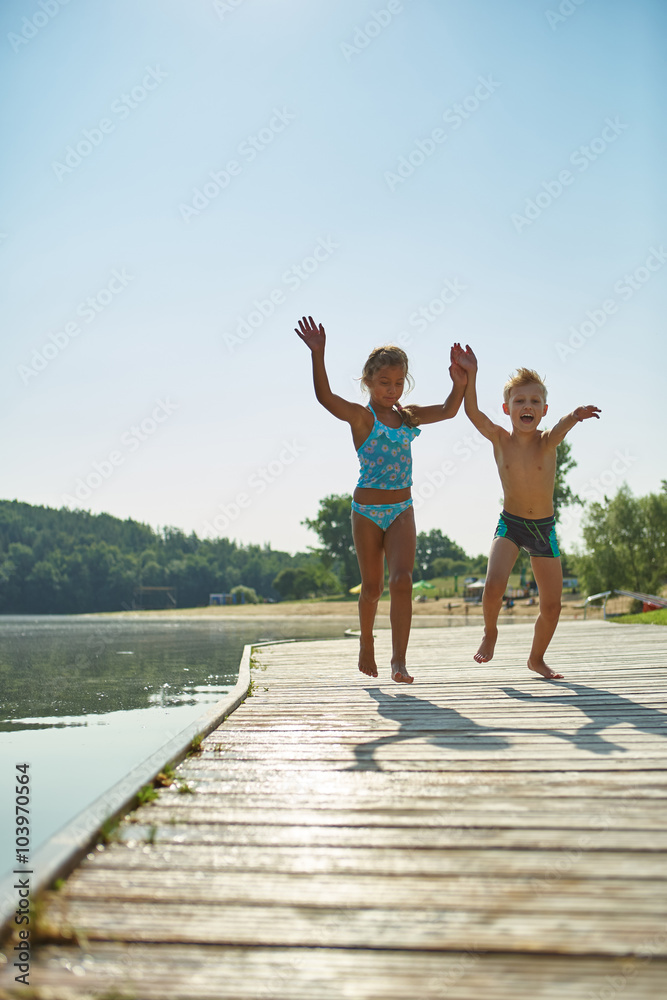 Zwei Kinder haben Spaß und toben am See Stock Photo | Adobe Stock