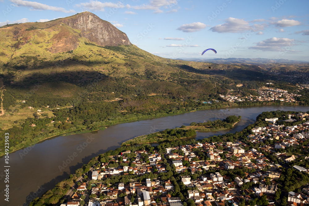 Foto Paisagem aérea em Governador Valadares com Paraglider e pico do ...