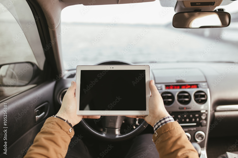 Foto de Stock Man holding his digital tablet in car. First-person view ...