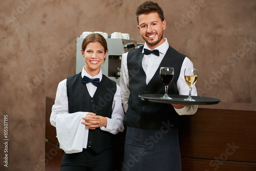 Kellner und Kellnerin im Restaurant foto de Stock | Adobe Stock