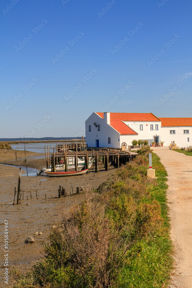 Foto Moinho maré e regiões pantanosas na reserva natural do estuário de ...