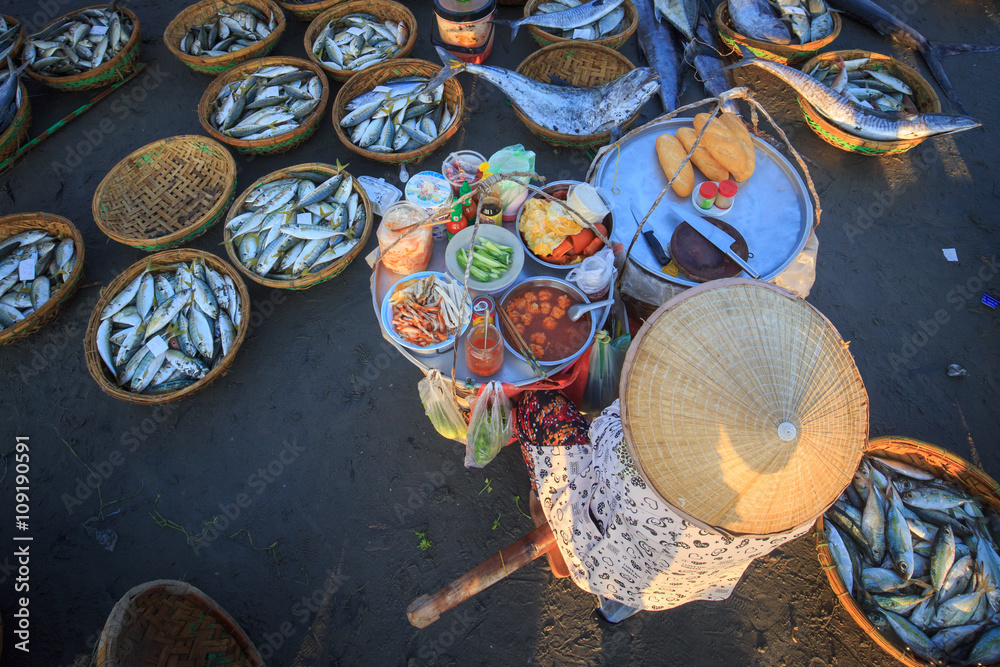 Vietnamese with conical hat sell bread among raw fish in morning Stock ...