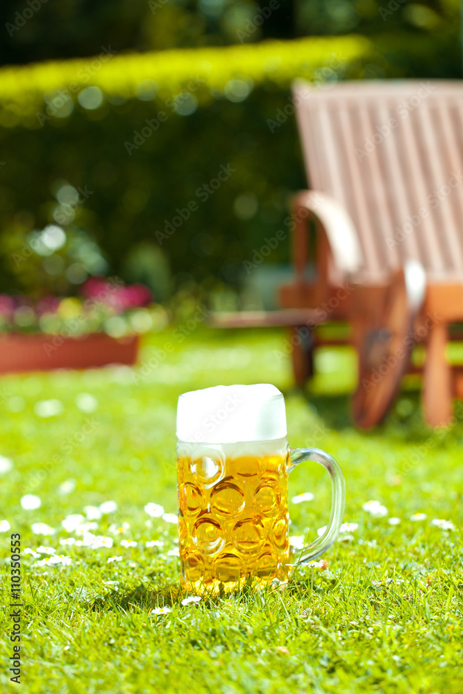 Stock-Foto „Frisch Gezapftes Bier im Garten “ | Adobe Stock