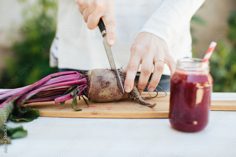 Stock-Foto „Close-up of hands preparing a beet juice“ | Adobe Stock