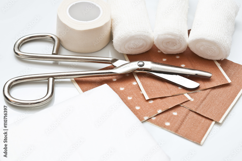 Stock-Foto „Pflaster, Verbandsrolle und Schere“ | Adobe Stock