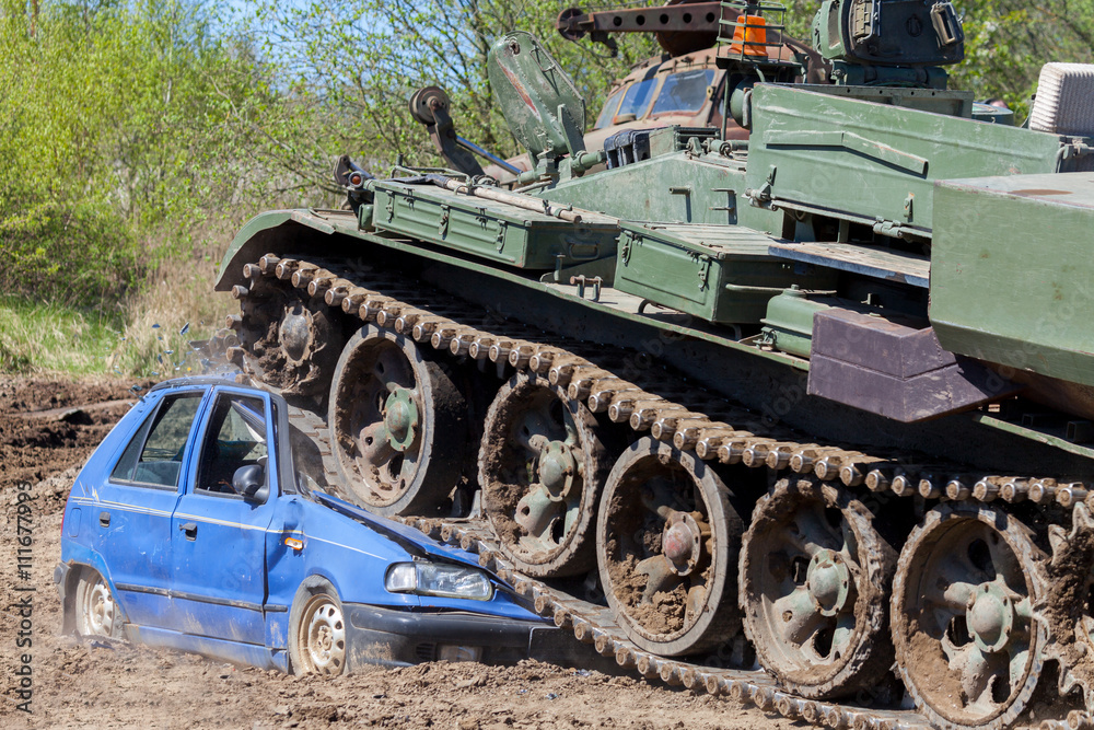 Stock-Foto „Panzer überrollt Auto / tank crushes car“ | Adobe Stock