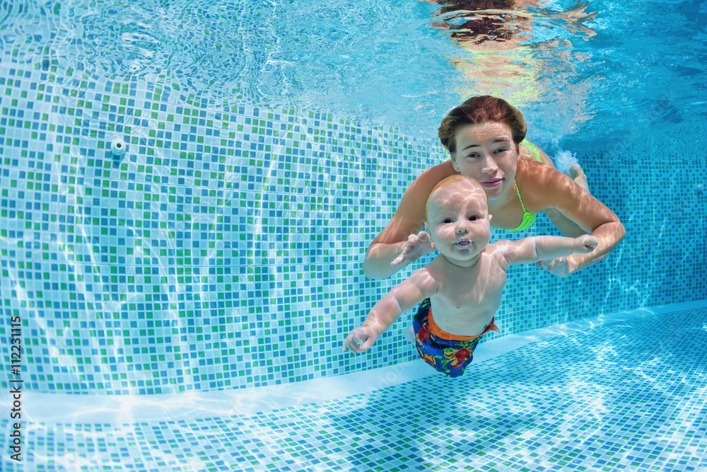 Child swimming lesson - baby with mother learn to swim, dive underwater ...