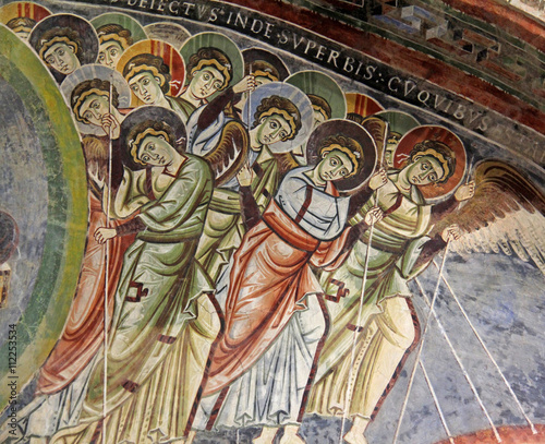Angeli combattenti; particolare affresco dell'Apocalisse; basilica di ... Angeli combattenti; particolare affresco dell'Apocalisse; basilica di ...