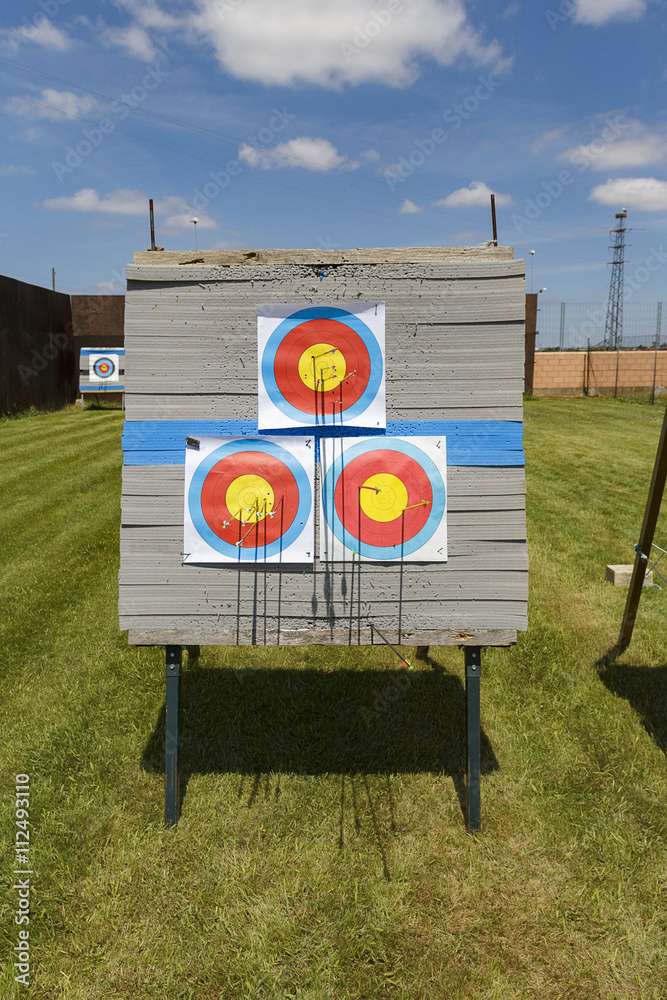 Foto de Stock Diana. Flechas clavadas en la diana. Dianas para el tiro ...