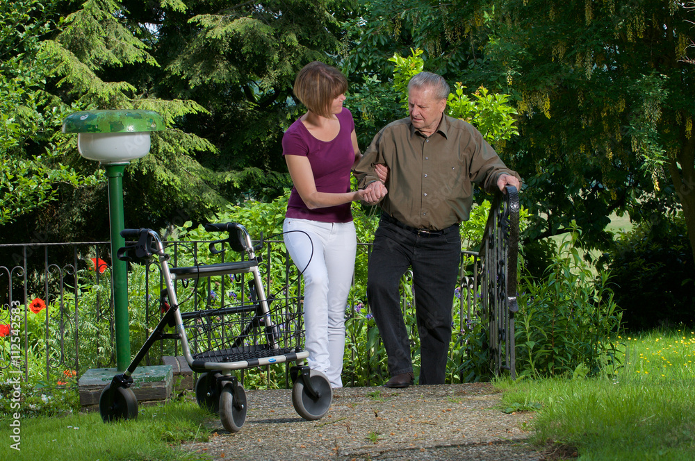 Stock-Foto „Senior mit Rollator und Pflegekraft“ | Adobe Stock