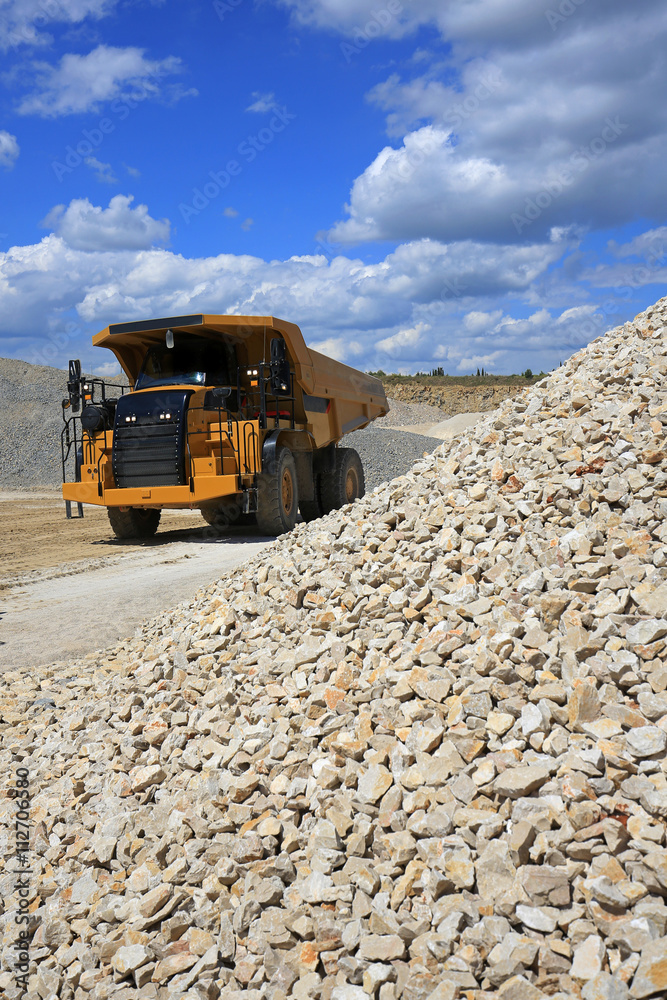 dumper, truck, camion, engin en action dans une carrière de pierre ...