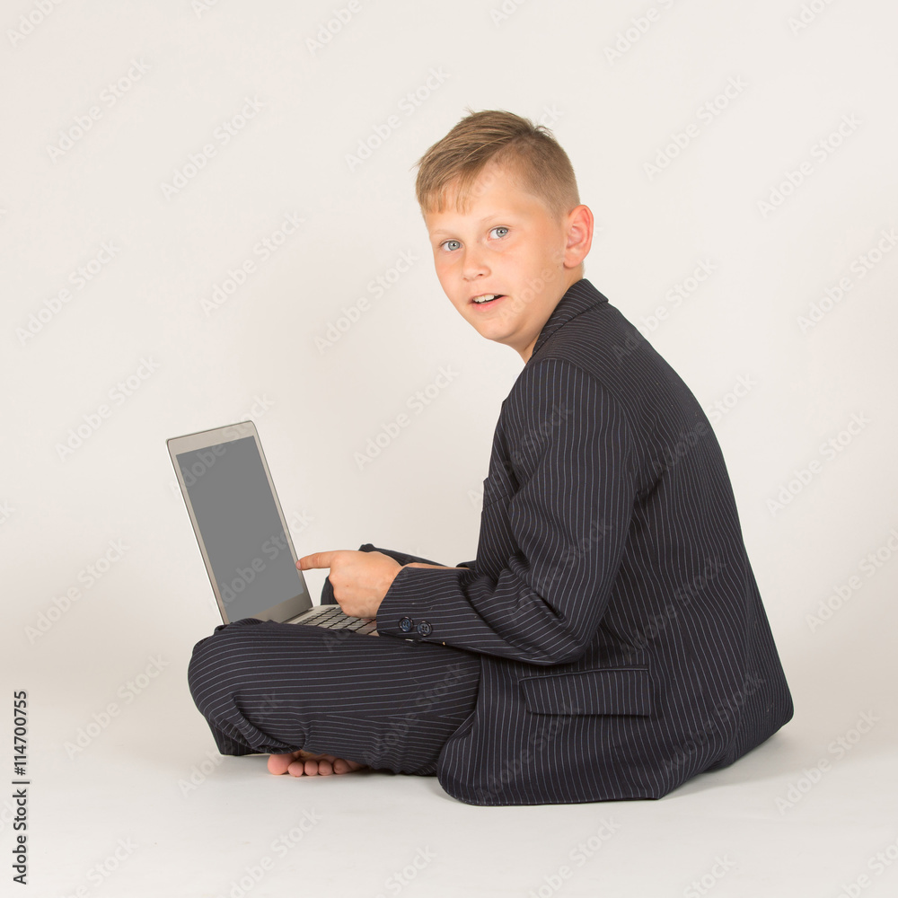 junger Mann / Kind sitzt am Pc Laptop und zeigt Emotionen / 4x4 Format ...