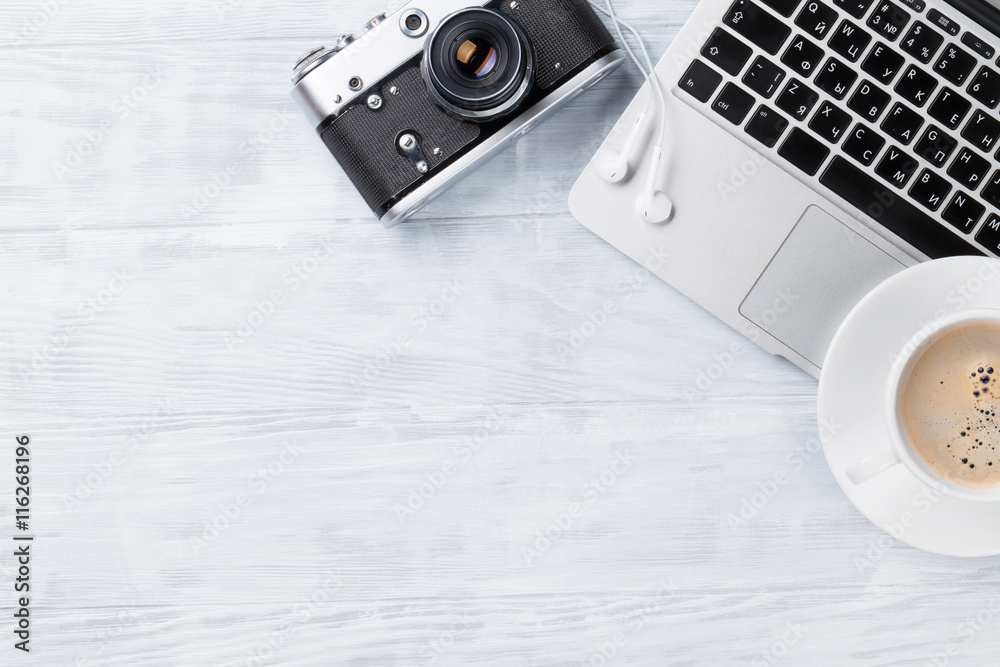 Foto de Stock Desk table with laptop, coffee and camera | Adobe Stock