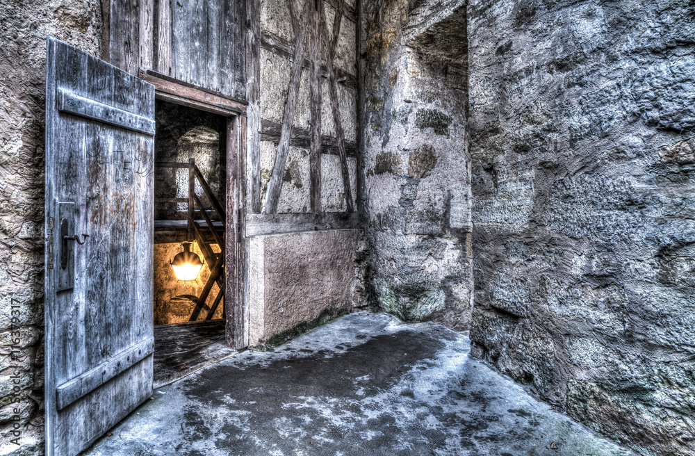 Laterne schimmert hell aus der Bastei in Rothenburg ob der Tauber Stock ...