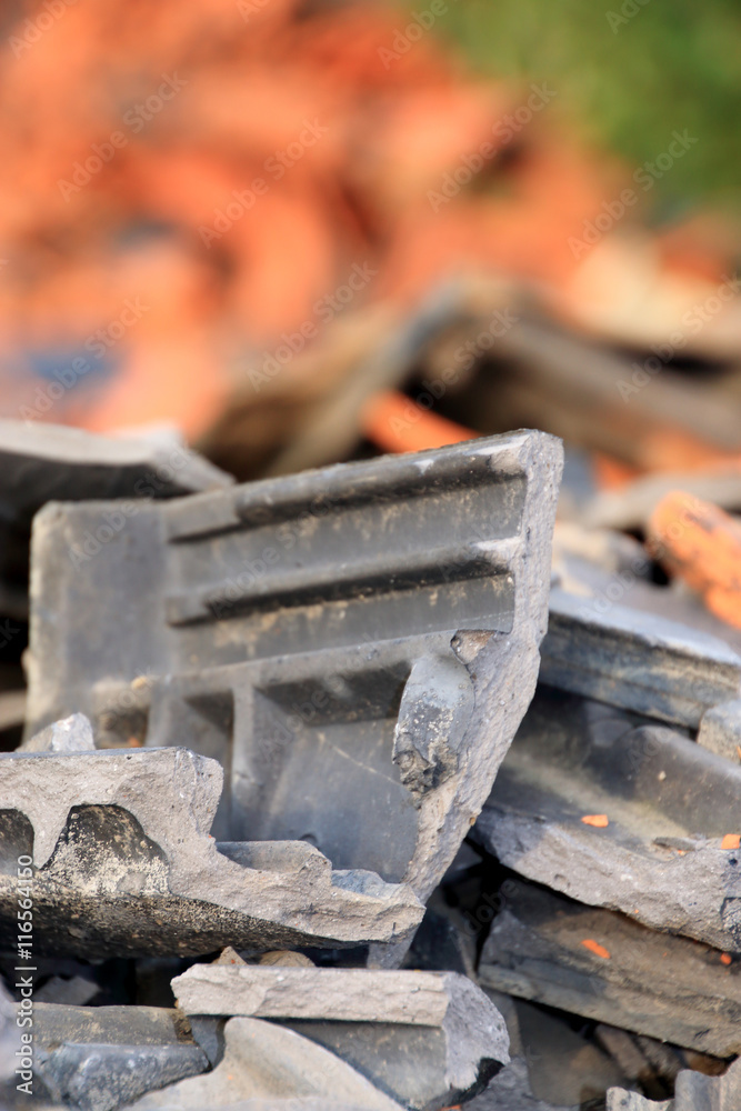 Foto de Stock Dachziegel zerbrochen auf einem Haufen - Hintergrund ...