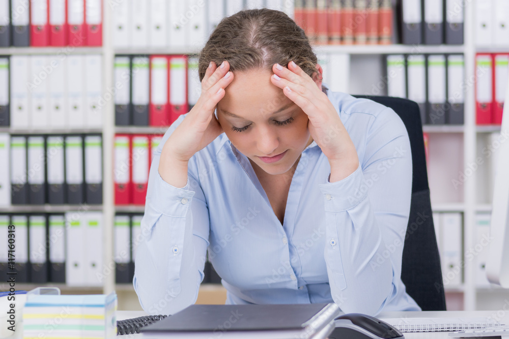 Stock-Foto „gestresste frau im büro“ | Adobe Stock