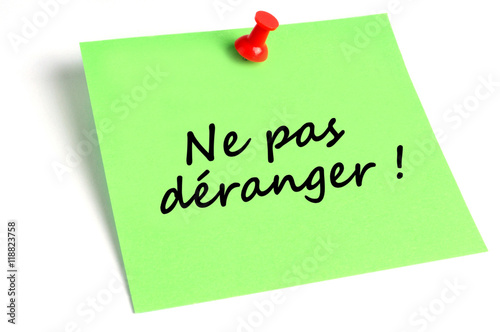 Photo Stock Ne pas déranger écrit sur un morceau de papier punaisé ...