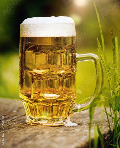 frisch gezapftes Bier auf einem alten Holztisch im Freien – Stock-Foto ...