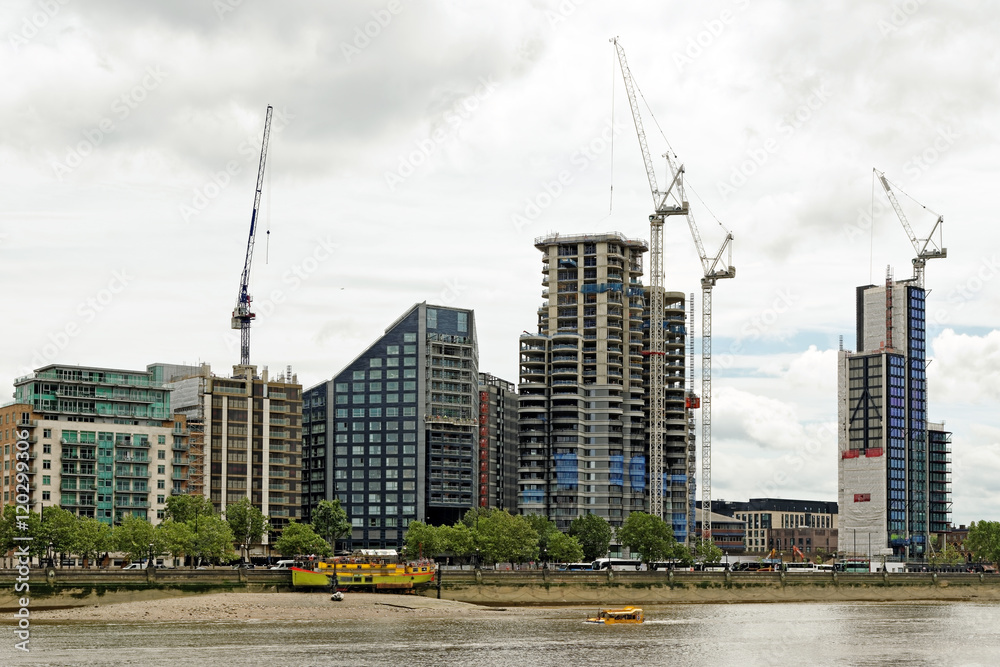 Riverbank Park Plaza Hotel and the new skyscraper Corniche at Albert ...