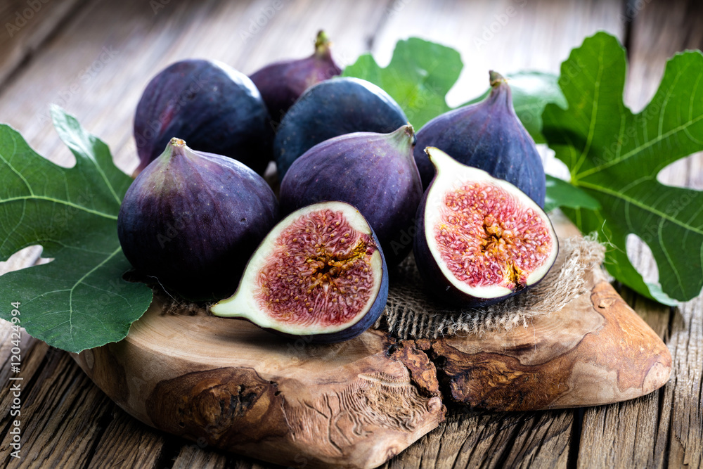 Stock-Foto „Frische feigen auf einem holz hintergrund“ | Adobe Stock