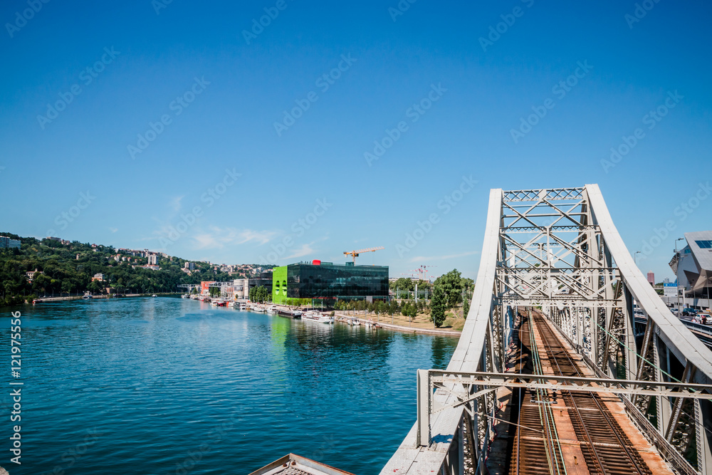 La Saône dans le quartier de Confluence à Lyon et le pont ferroviaire ...