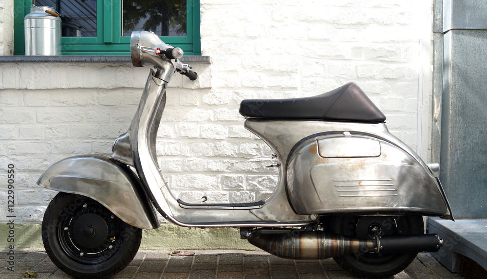 Stock-Foto „Alter scooter Motorroller in Blechoptik“ | Adobe Stock