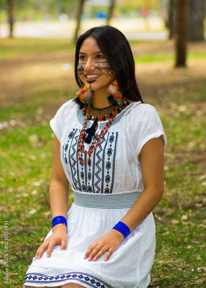 Foto de Stock Beautiful Amazonian woman with indigenous facial paint ...