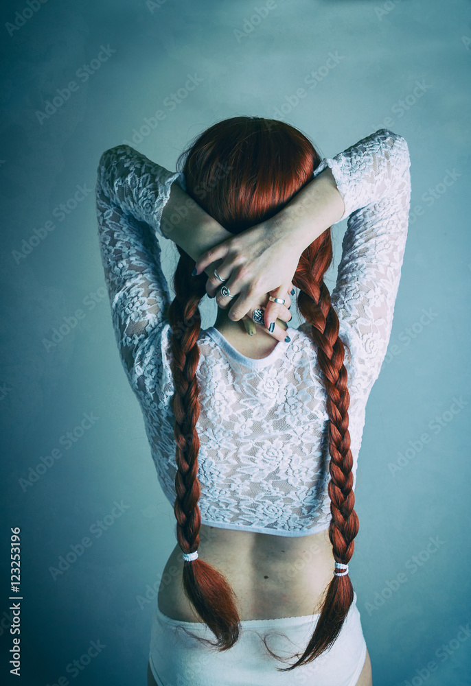 Chica joven pelirroja en ropa interior con el pelo recogido en dos ...