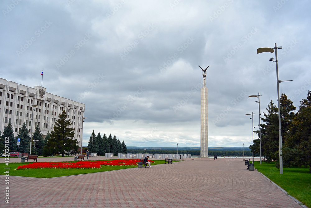 Monument of Glory and government house on the Square of Fame in Samara ...