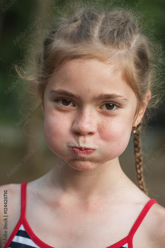 Foto de Stock Funny girl puffed out his cheeks | Adobe Stock