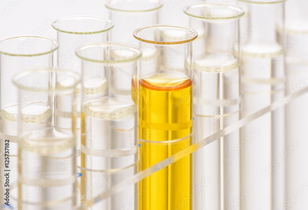 Stock-Foto „Experiment im Chemie Labor“ | Adobe Stock