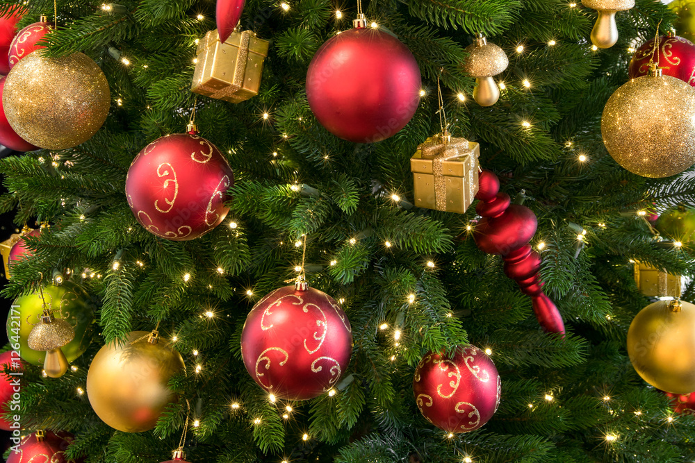 Elegant geschmückter Christbaum mit goldenen und roten Weihnachtskugeln ...