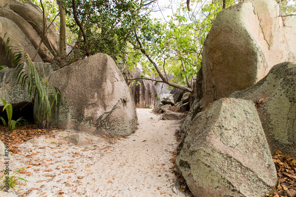 Sandweg zwischen Granitfelsen Stock Photo | Adobe Stock