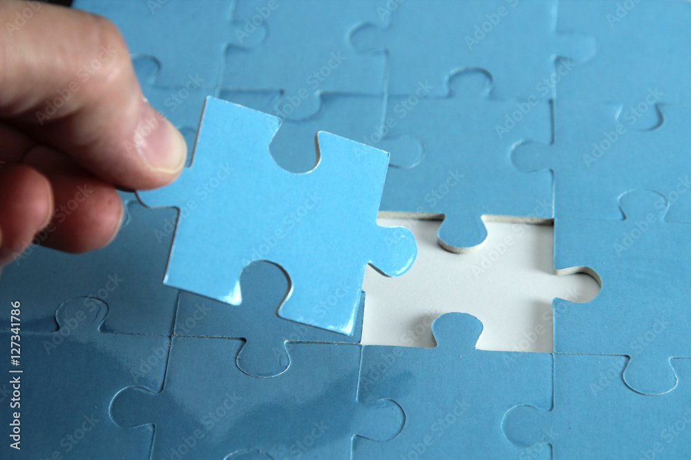 Stock-Foto „fehlendes Puzzleteil einsetzen“ | Adobe Stock