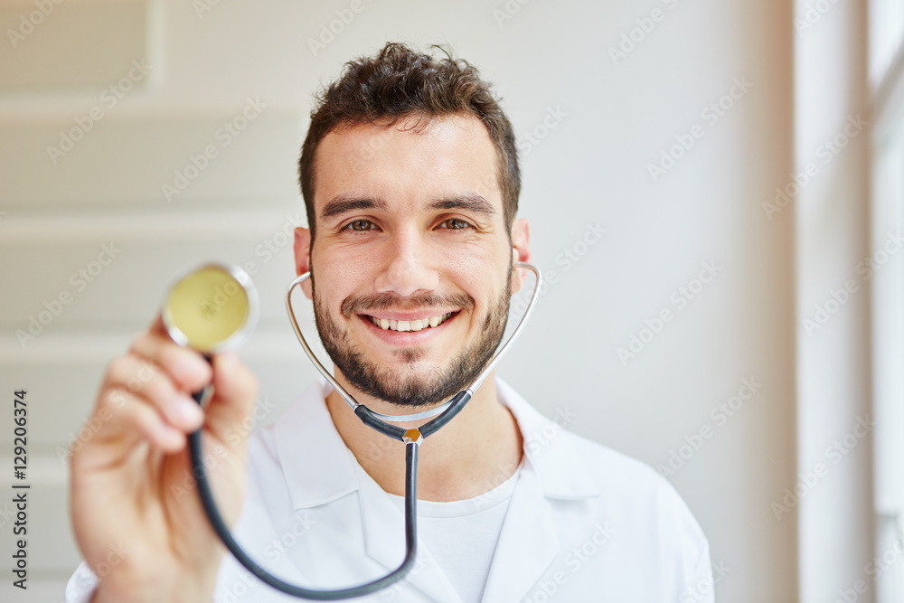 Facharzt mit Stethoskop zum Abhorchen Stock Photo | Adobe Stock
