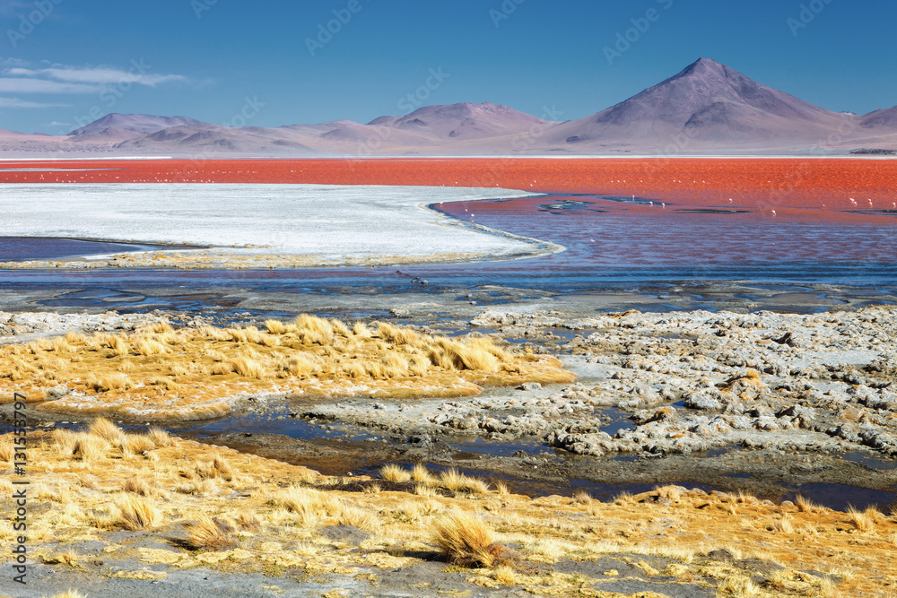 Red Lagoon (Red Lake) there are many colors, red, yellow, blue, white ...
