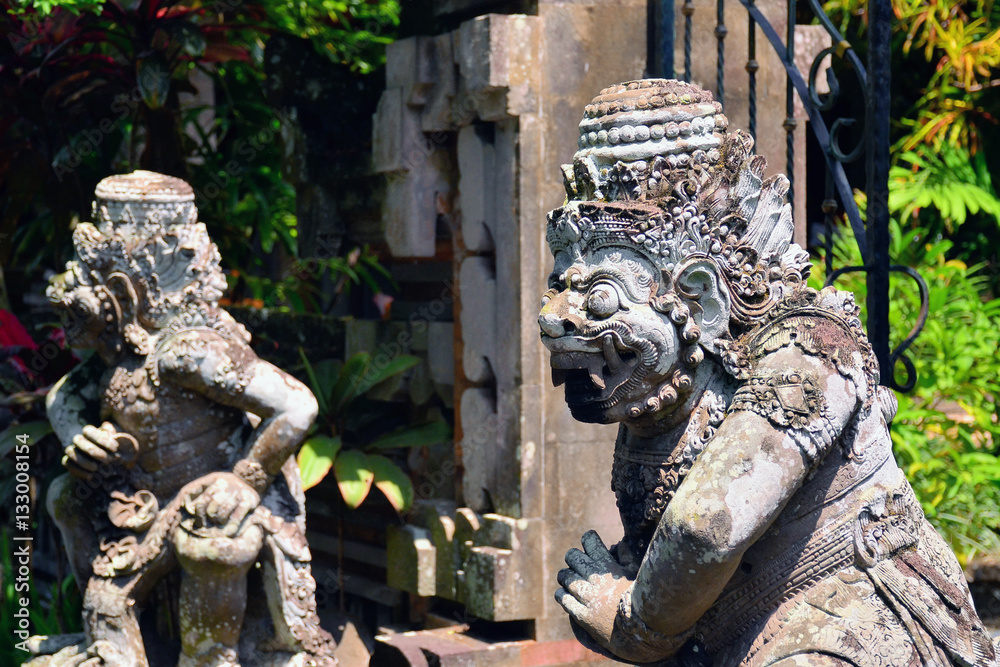 Foto de Stock Ancient balinese stone statue of Barong in Ubud, Bali ...