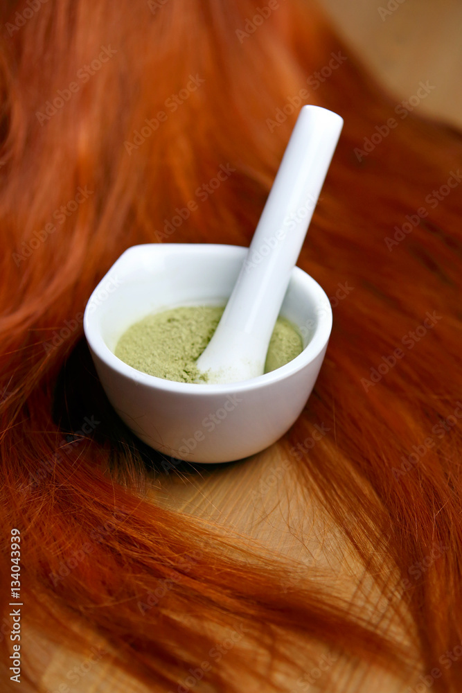 Photo Stock Coloration de cheveux roux naturelle avec henné en poudre ...
