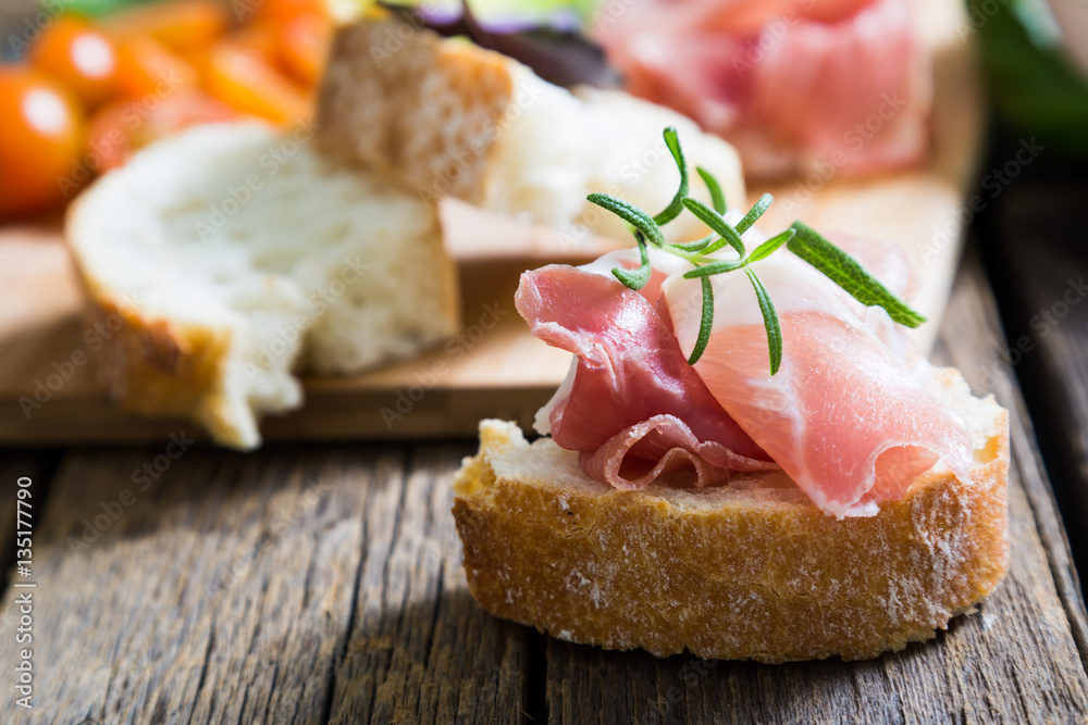 Foto de Stock Appetizer of ciabatta with prosciutto | Adobe Stock
