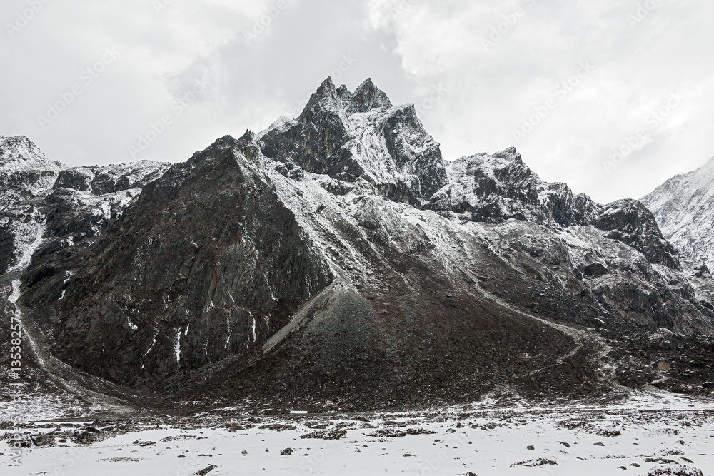 Stock-Foto „The peaks of the himalayas - Periche, Nepal“ | Adobe Stock