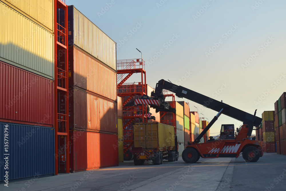 Container handling, reach stacker lift off container from trailer ...