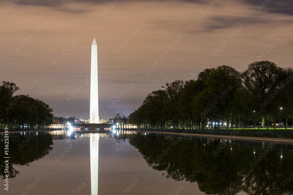 The Lincoln Memorial Reflecting Pool reflects the Washington Monument ...