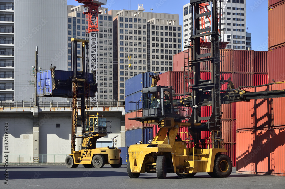 Foto de Stock Toplifter handling cargo container loading to container ...